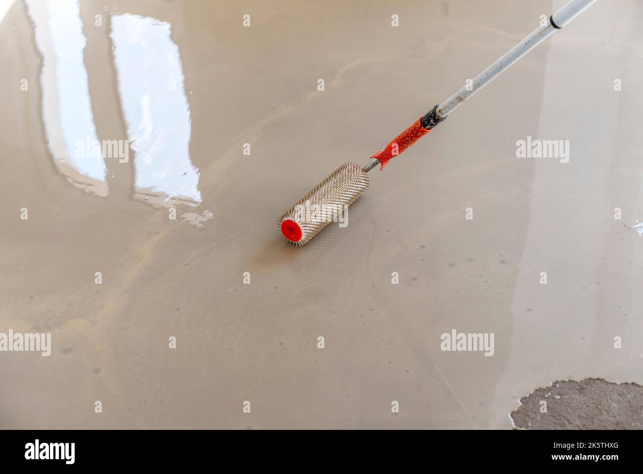 Needle roller for self-leveling floors. Leveling the floors with a ...