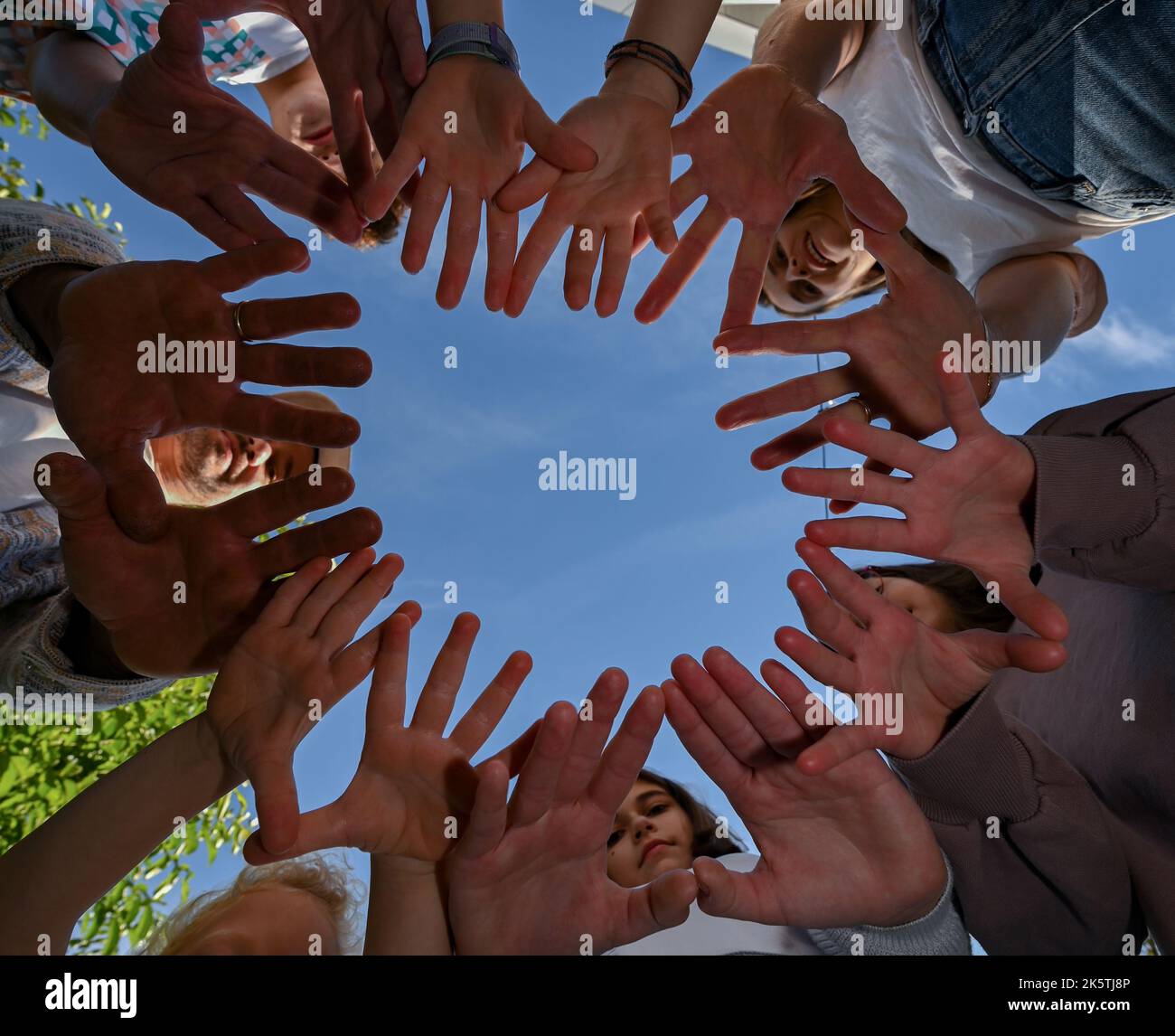 PRODUCTION - 07 October 2022, Hesse, Solms: The family with father ...