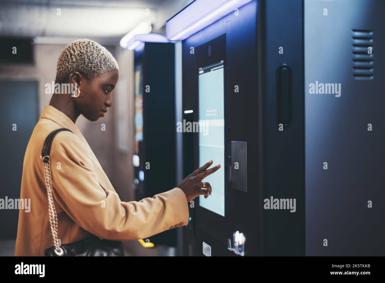 Bank self service ticket hi-res stock photography and images - Alamy