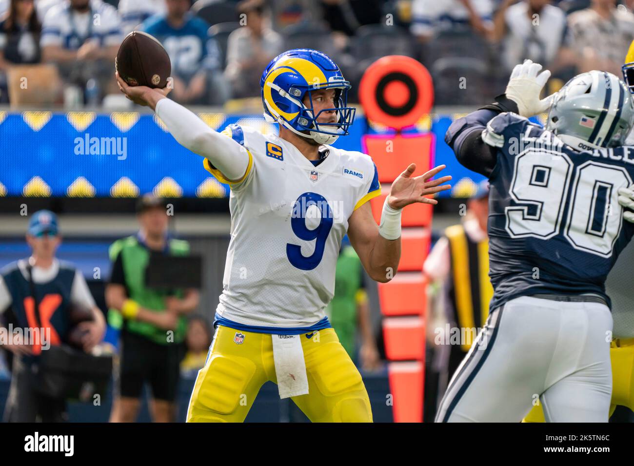 Los Angeles Rams quarterback Matthew Stafford (9) throws during a NFL ...