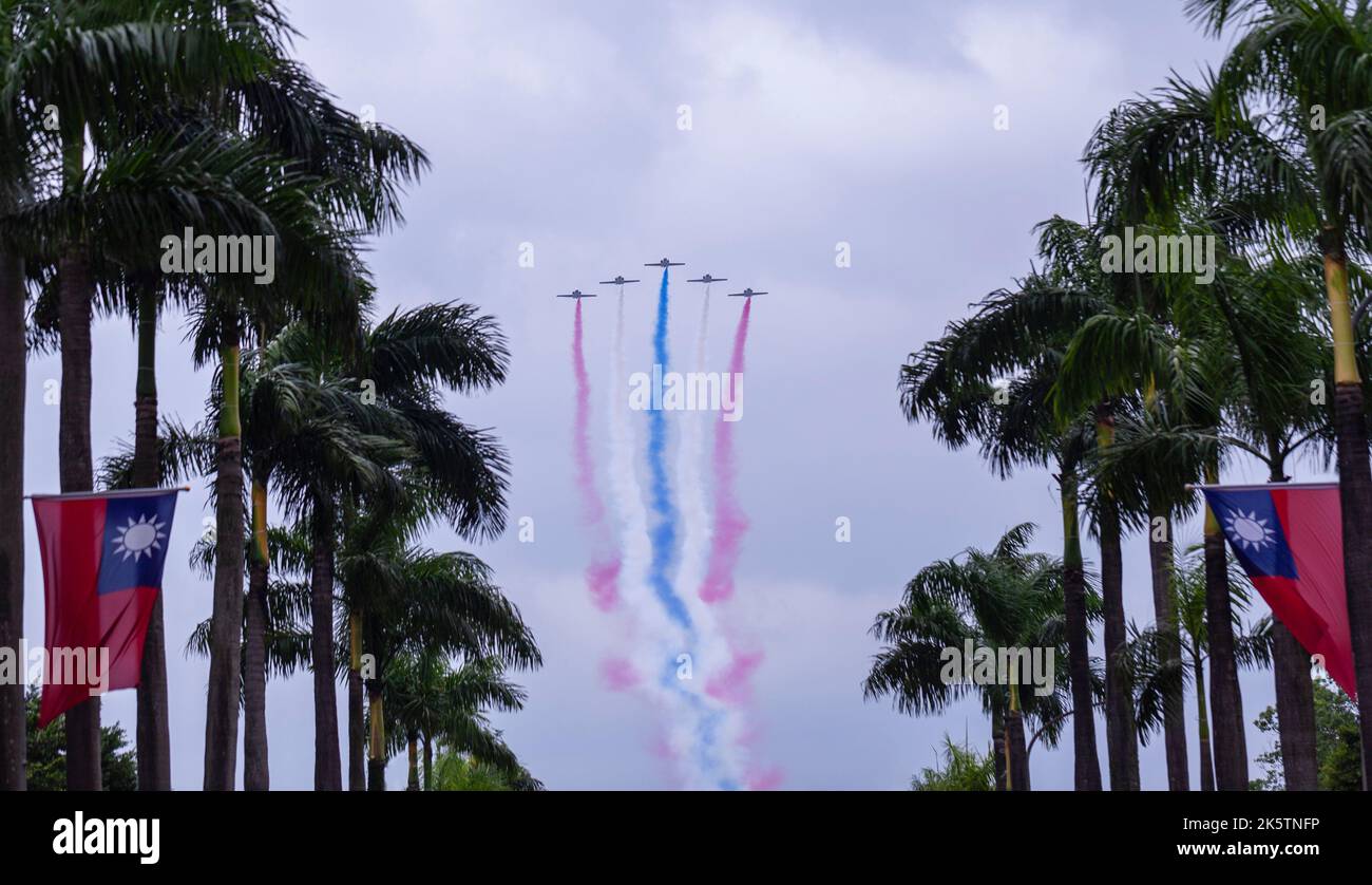Jets fly over to celebrate the National Day of the Republic of China ...