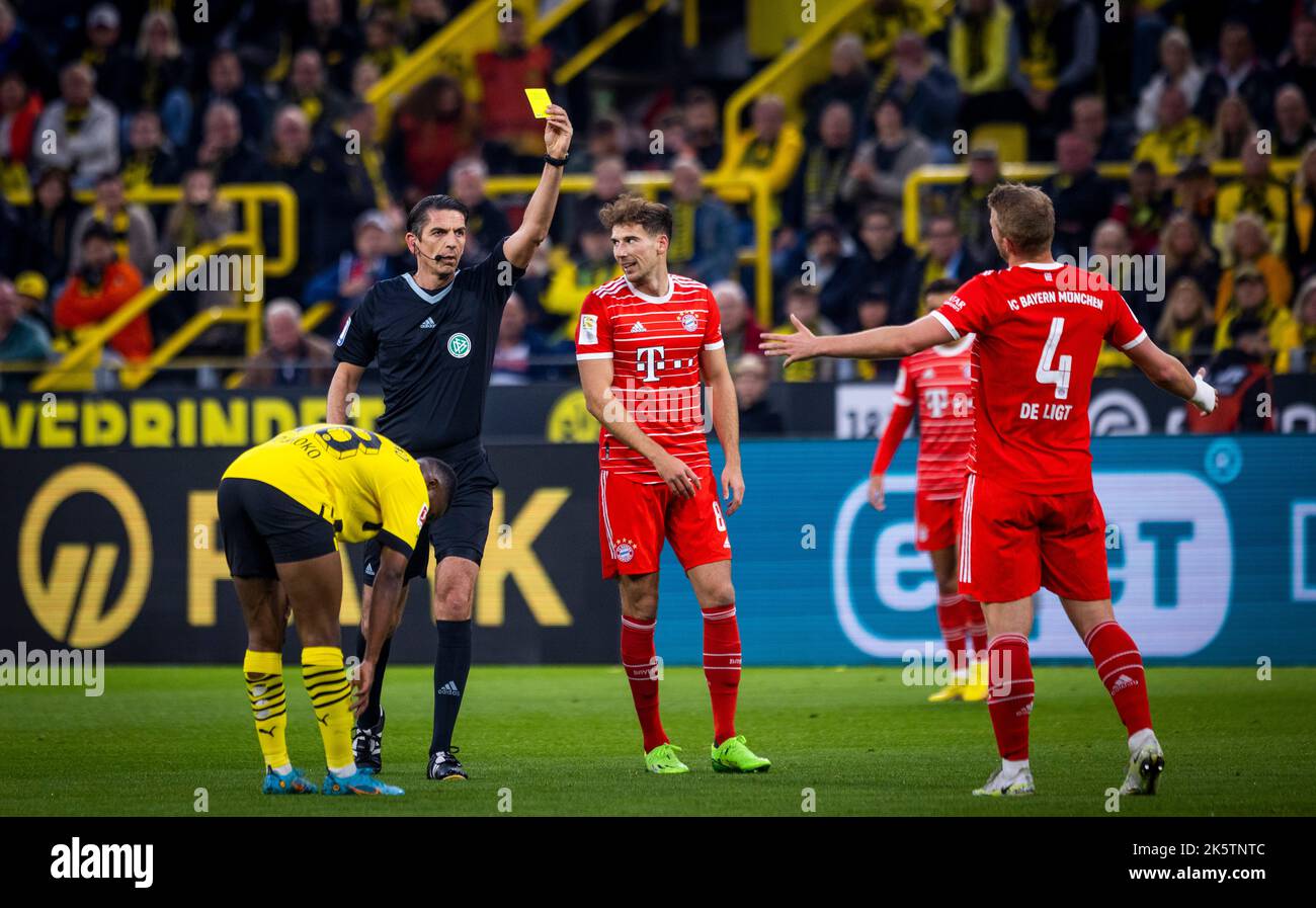 Dortmund, 08.10.2022 Schiedsrichter Deniz Aytekin zeigt Matthijs de ...