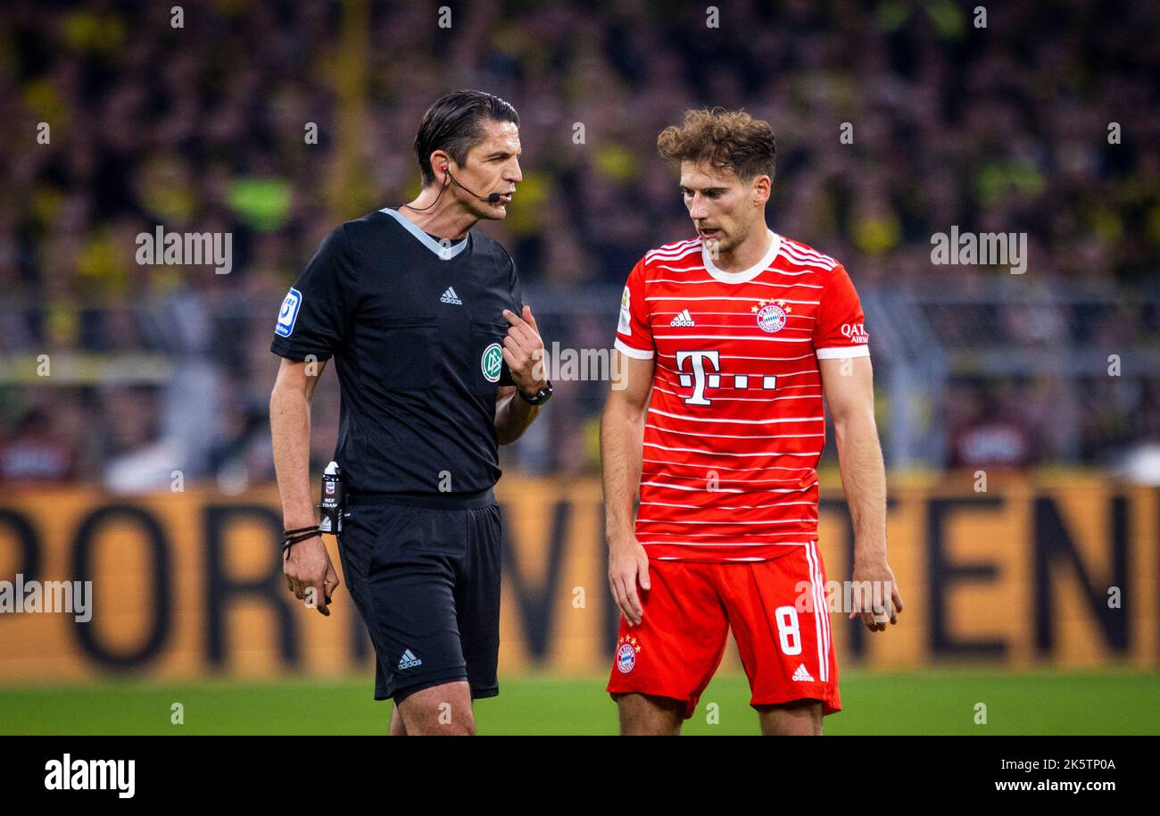 Dortmund, 08.10.2022 Leon Goretzka (Muenchen), Schiedsrichter Deniz ...