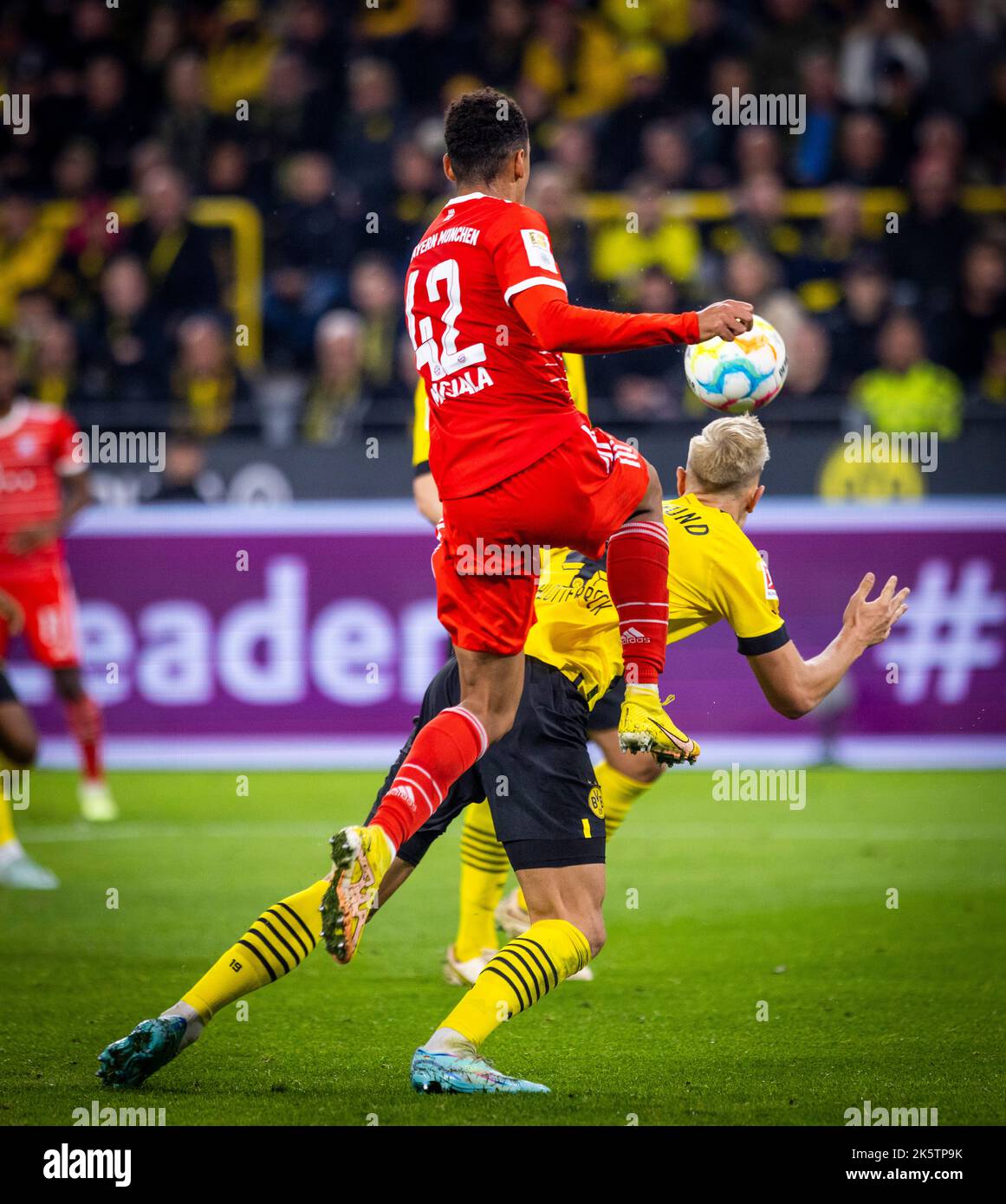 Dortmund, 08.10.2022 Nico Schlotterbeck (BVB), Jamal Musiala (Muenchen ...