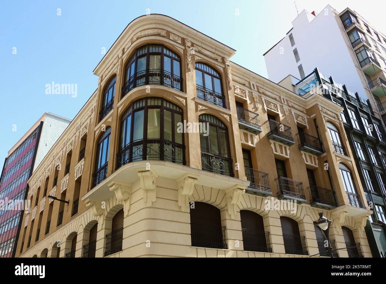 Corner apartment block hi-res stock photography and images - Alamy