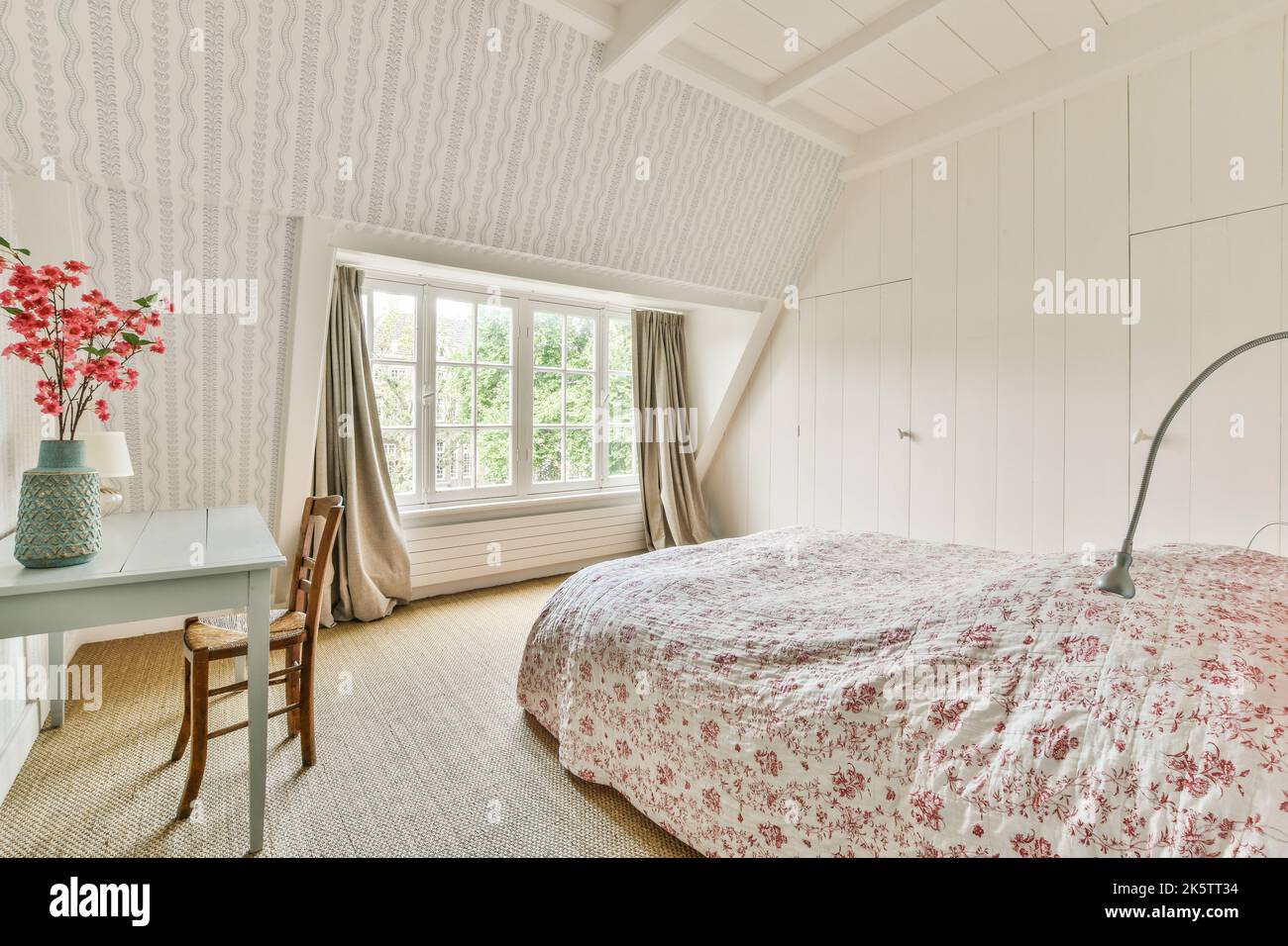 Pink bed hi-res stock photography and images - Alamy