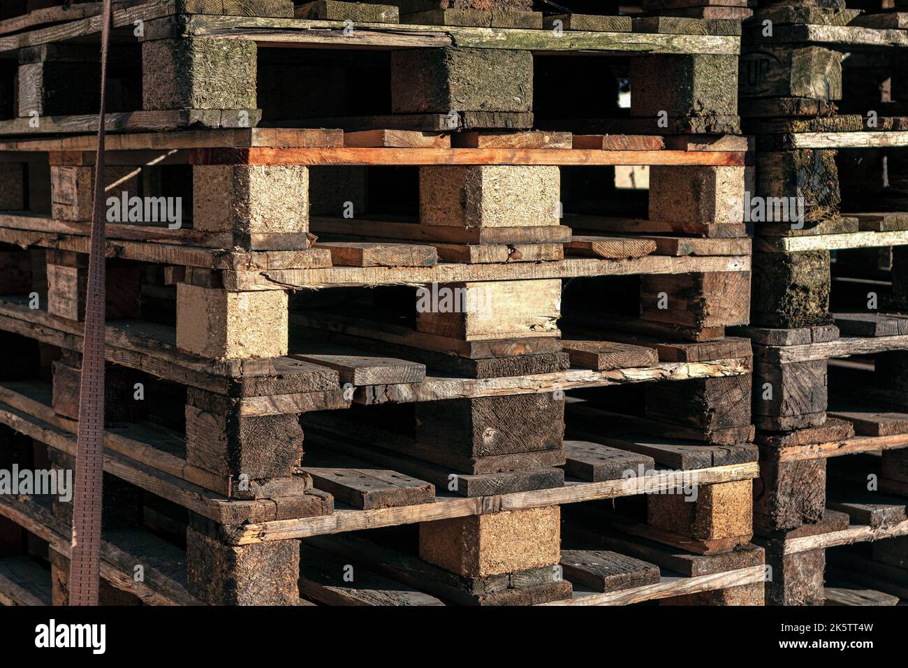 Move pallets hi-res stock photography and images - Alamy