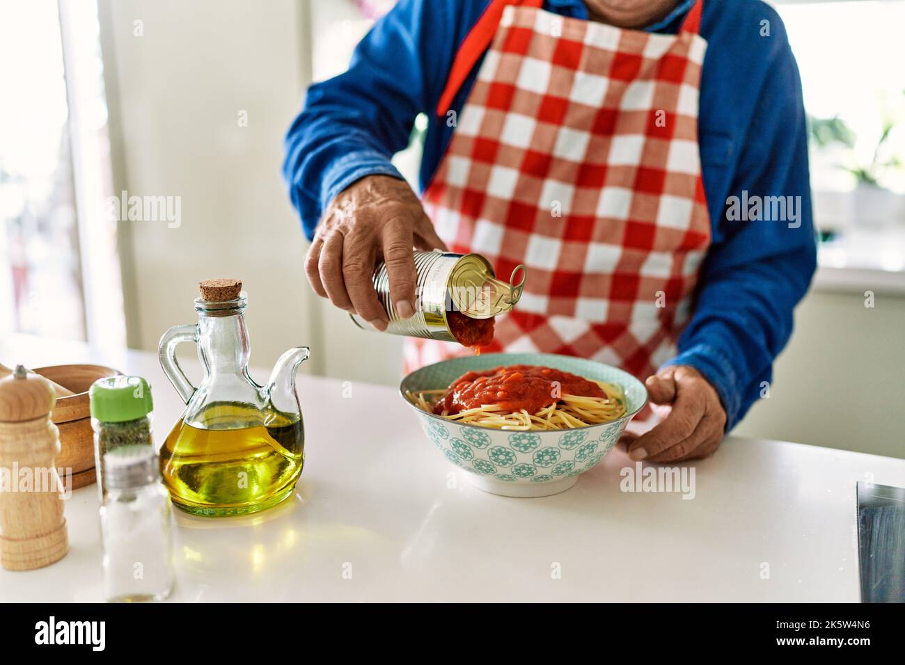Pouring sauce on spaghetti hi-res stock photography and images - Alamy