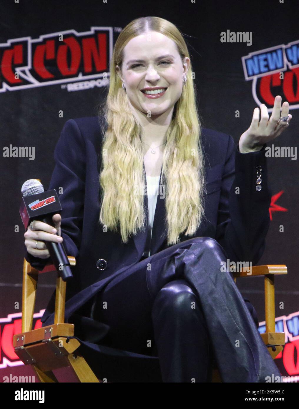 October 09, 2022 Evan Rachel Wood attend New York Comic Con 2022 ...