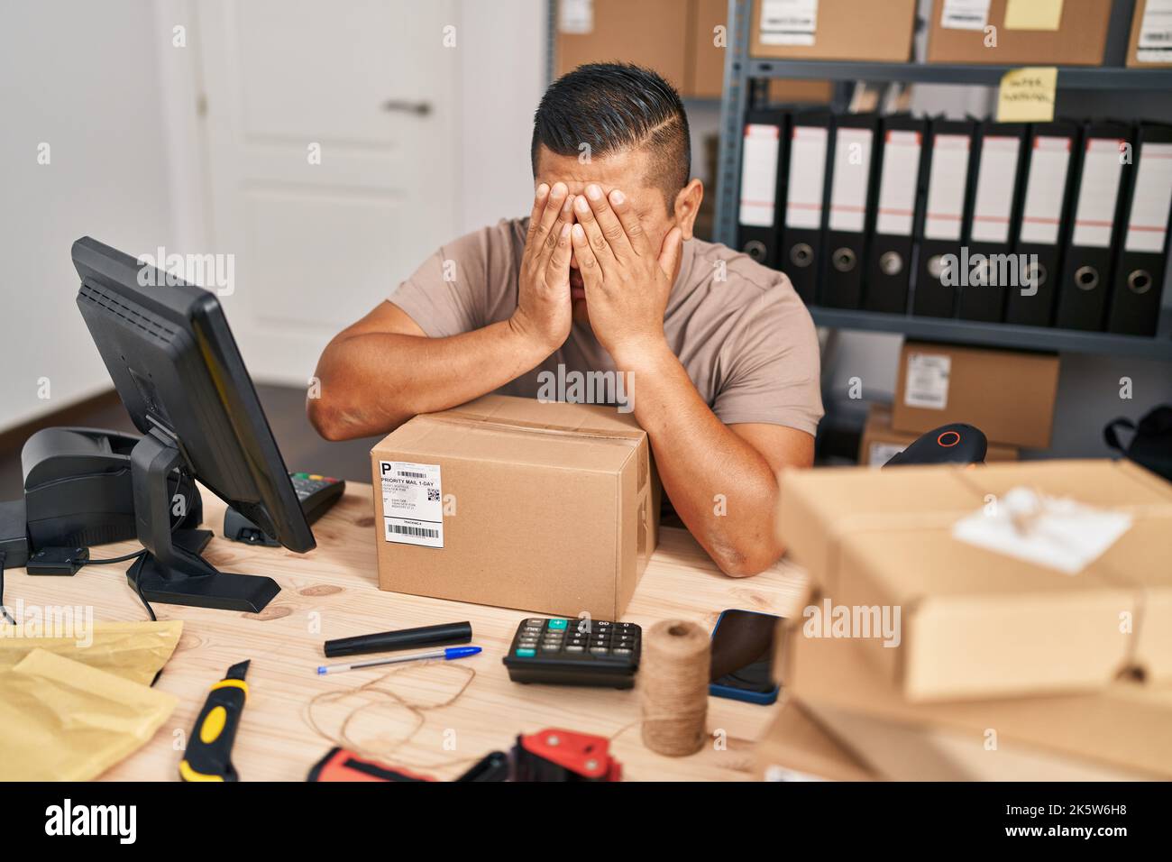 Stressed warehouse worker hi-res stock photography and images - Alamy