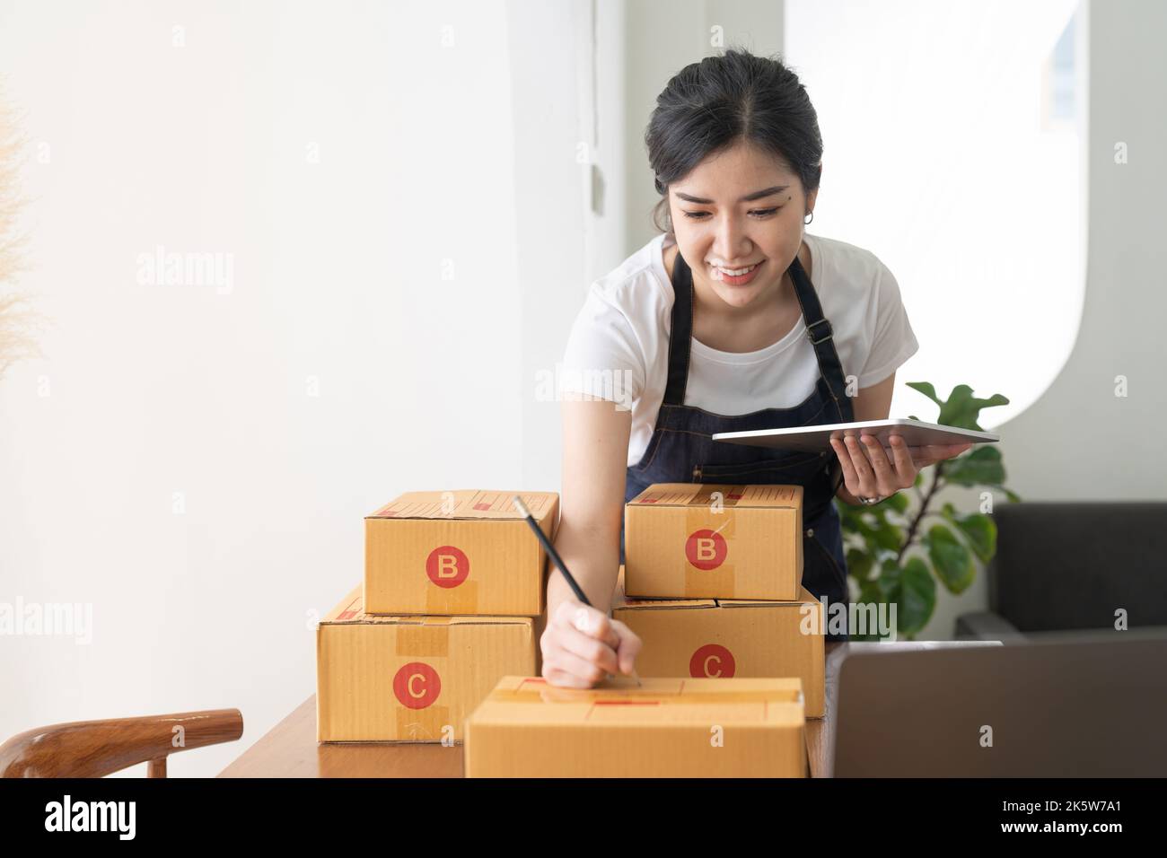 Portrait young asian small business owner at home, online marketing ...