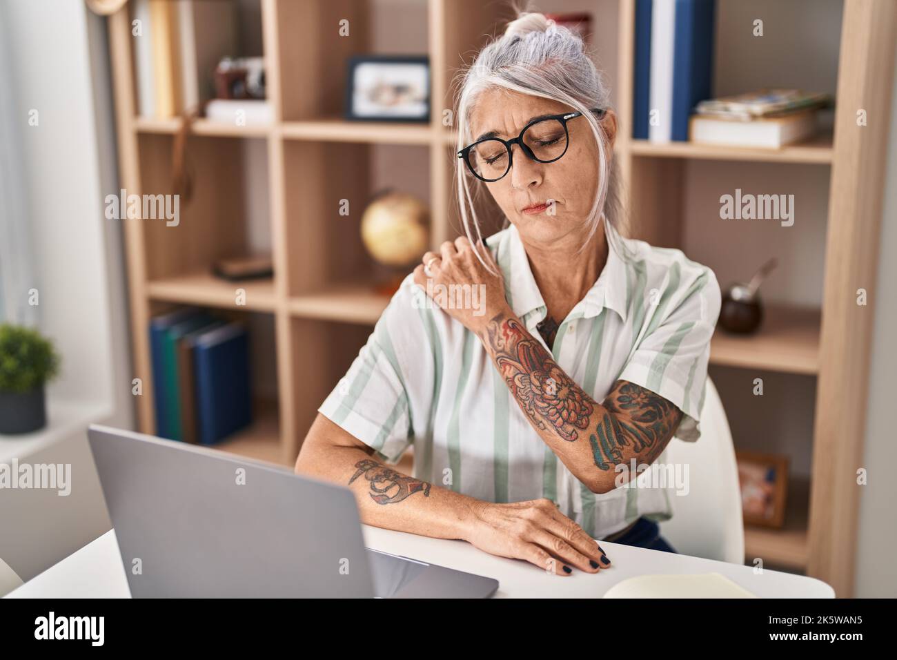 Shoulder pain woman online hi-res stock photography and images - Alamy