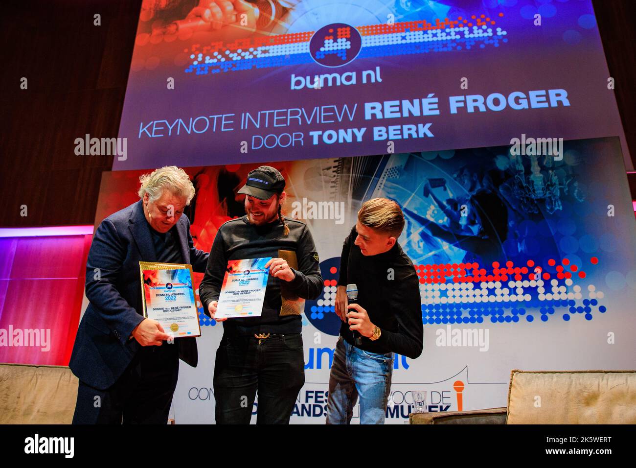 2022-10-10 14:23:02 UTRECHT - Singer Rene Froger and Donnie receive the ...