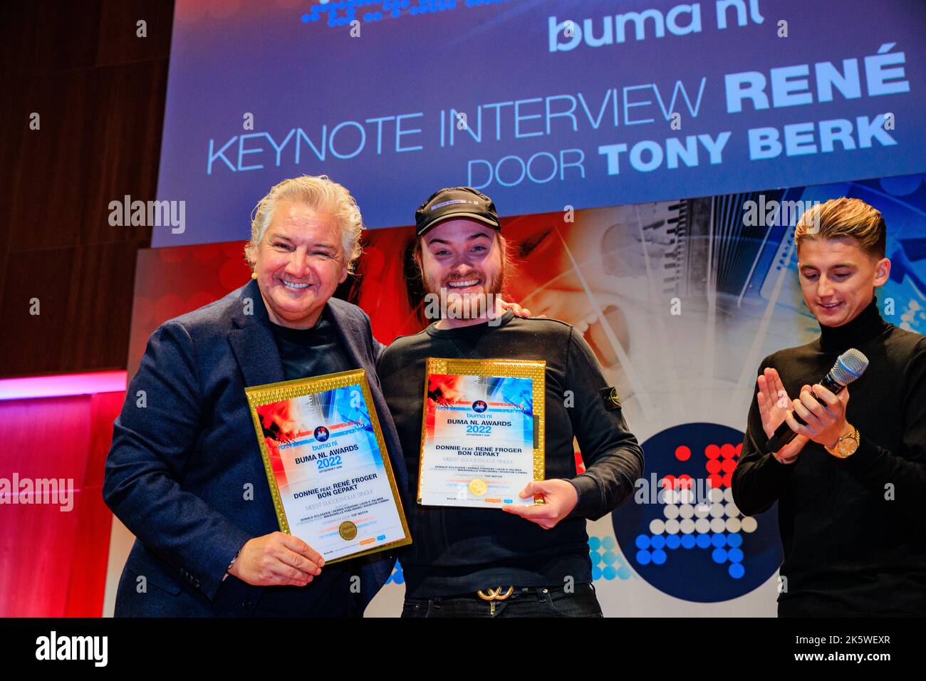 2022-10-10 14:25:11 UTRECHT - Singer Rene Froger and Donnie receive the ...