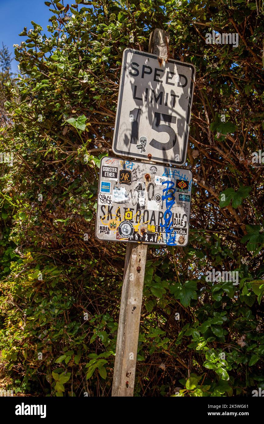 15 mph warning sign hi-res stock photography and images - Alamy