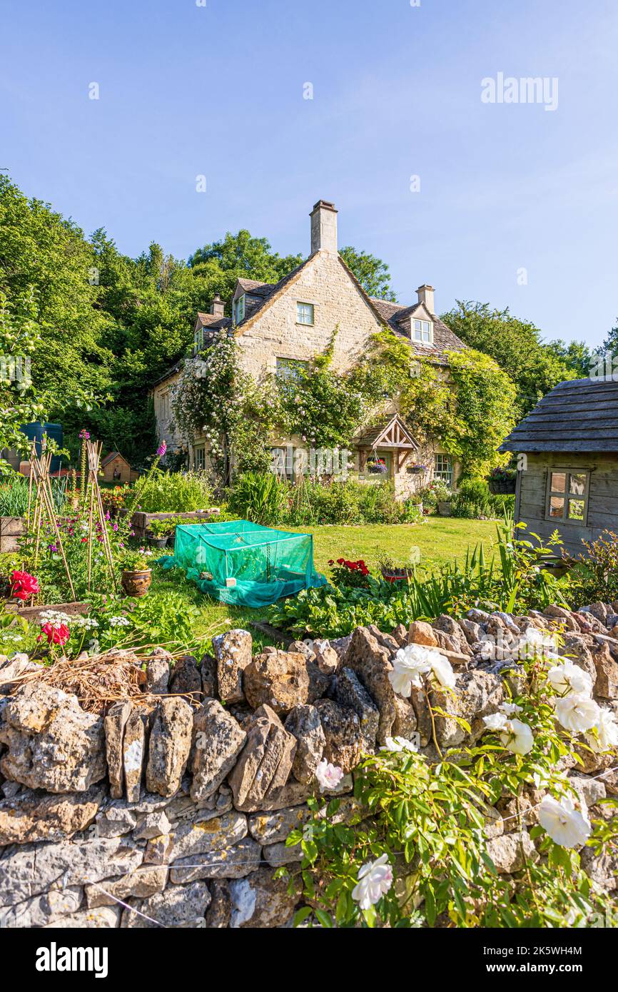 English country cottage farm hi-res stock photography and images - Alamy