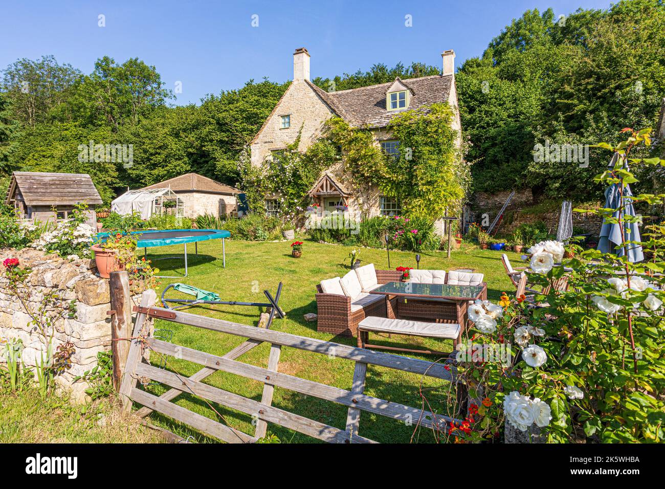 English country cottage farm hi-res stock photography and images - Alamy