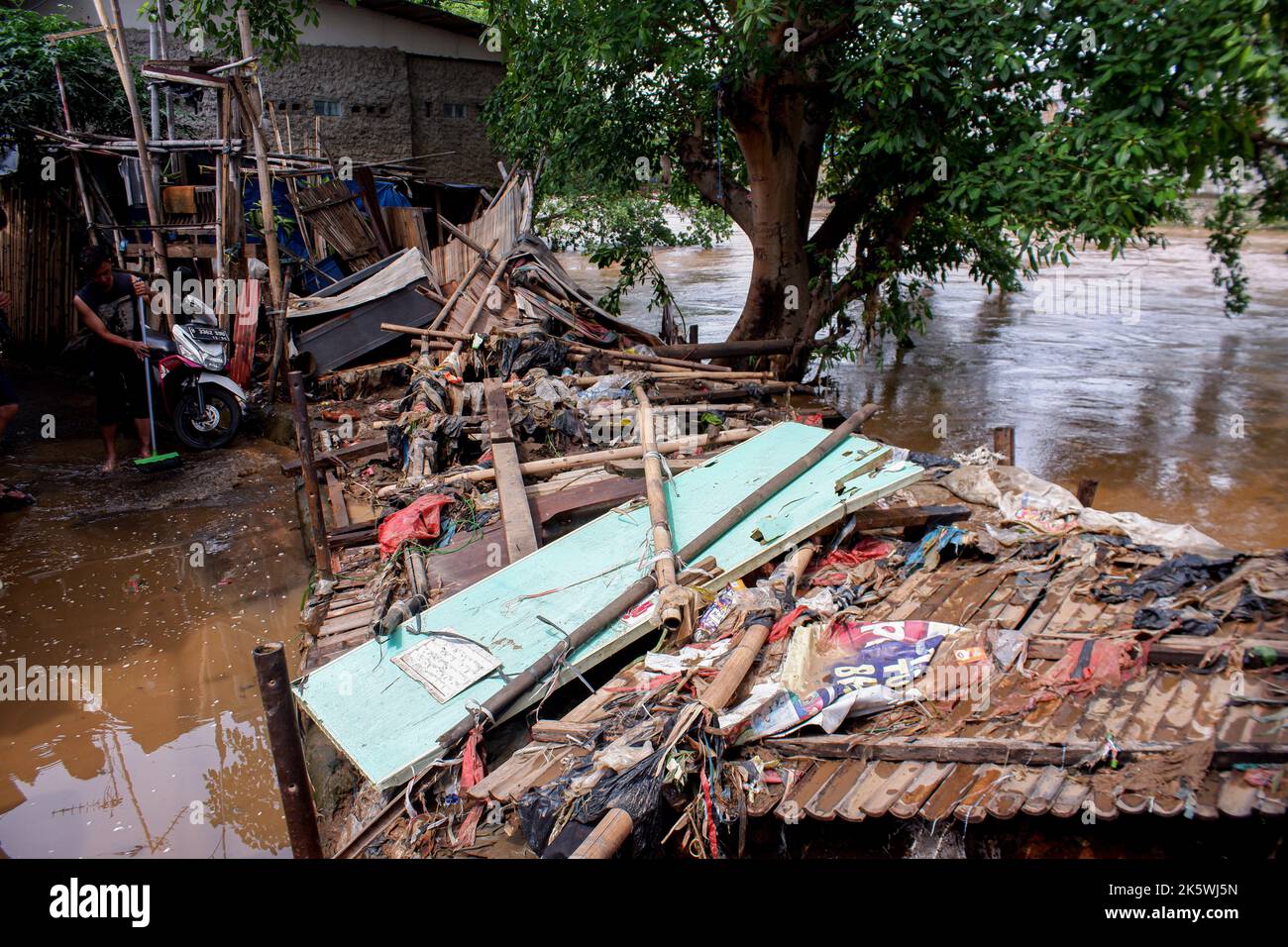 Jakarta, Indonesia. 10th Oct, 2022. Garbage carried by the flooding ...