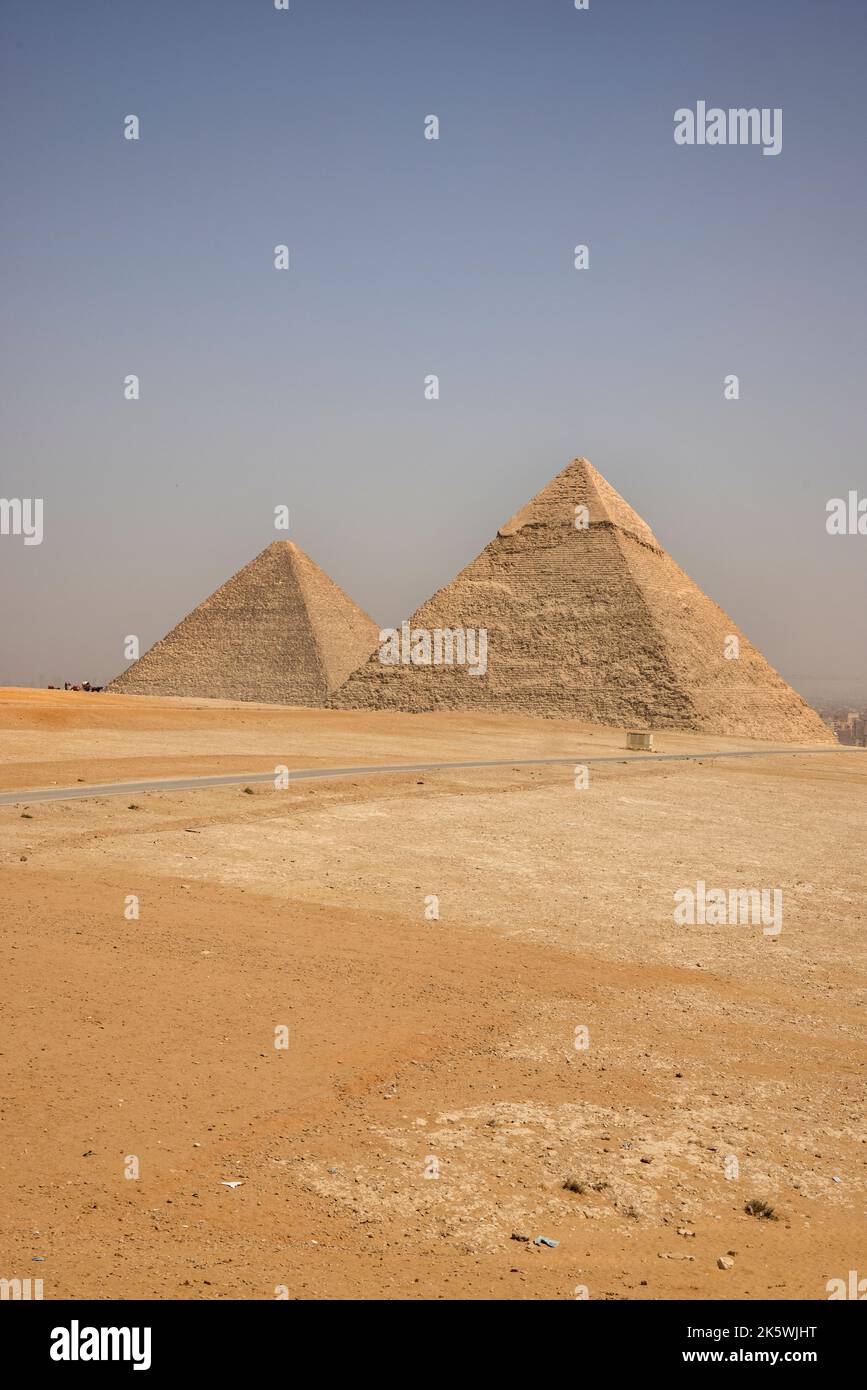 the great pyramid of giza and the pyramid of khafre on the giza plateau ...