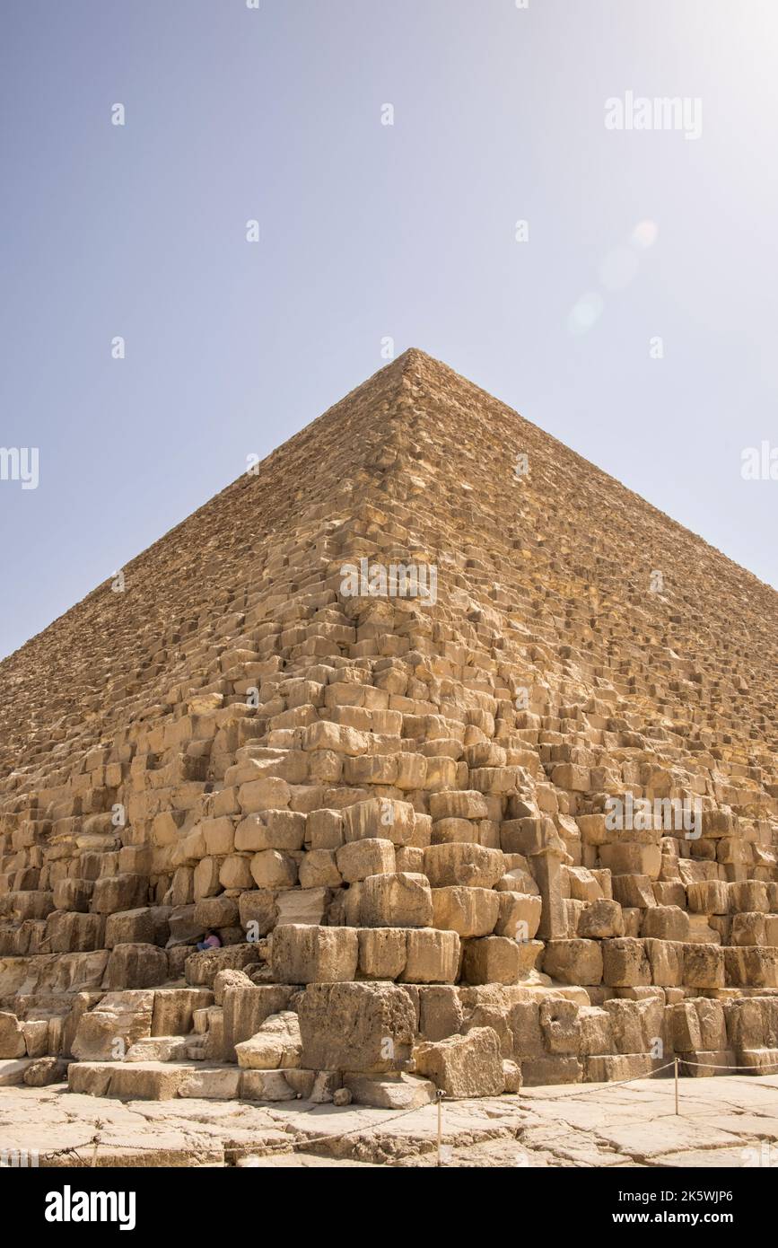 the great pyramid of giza 0n the giza plateau on the west bank of the ...
