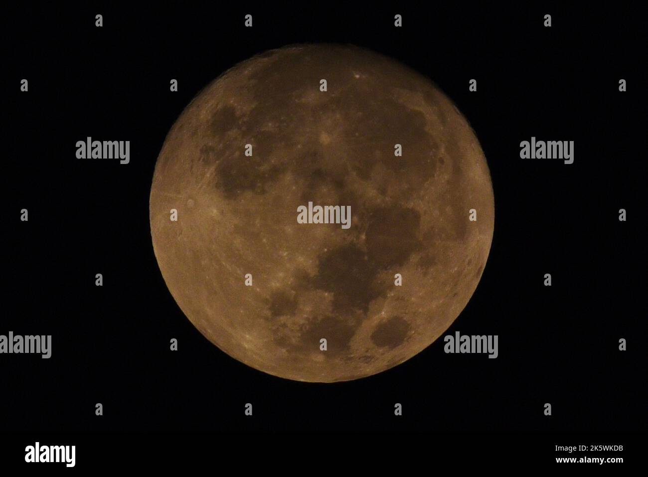 The biggest and brightest Full Hunter"s Moon rises in Lahore ...