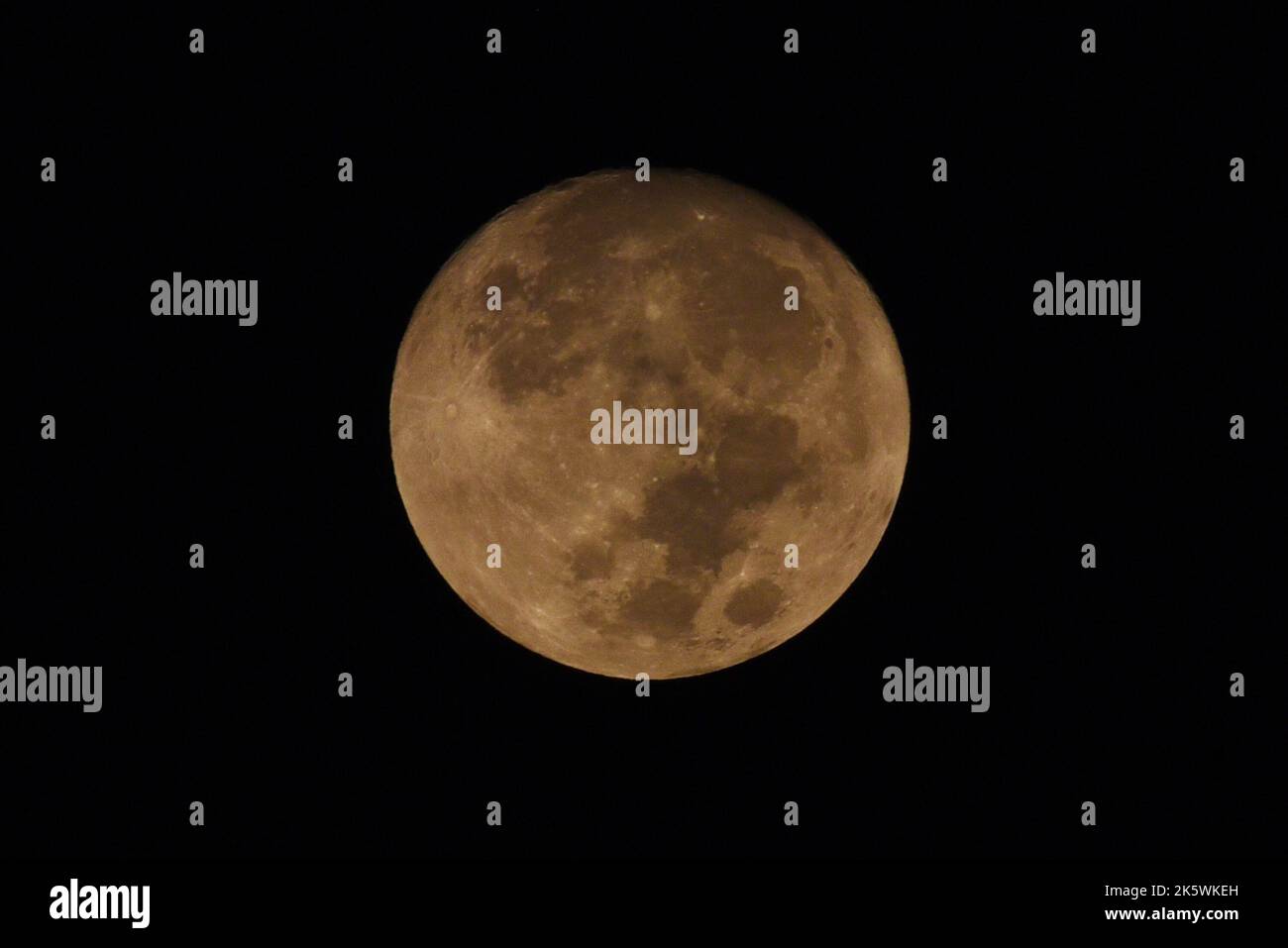 The biggest and brightest Full Hunter"s Moon rises in Lahore ...