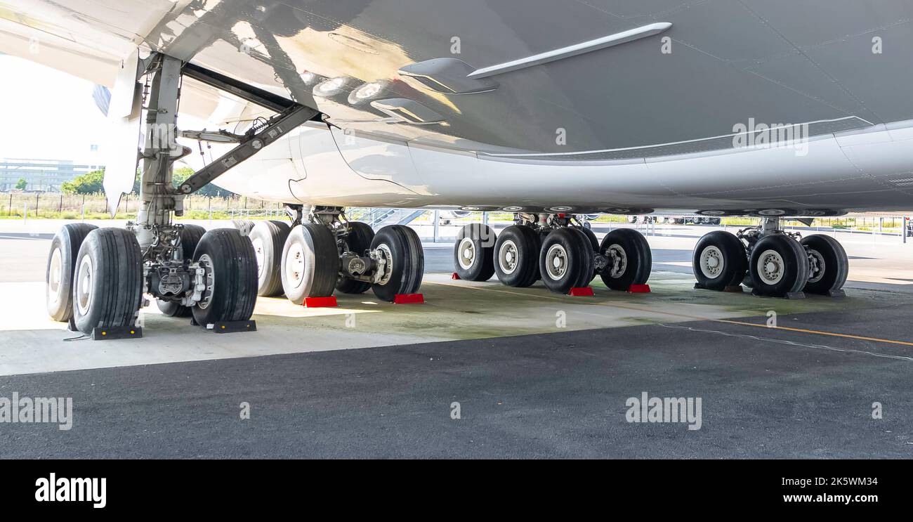 Landing gear of a plane on the tarmac Stock Photo - Alamy