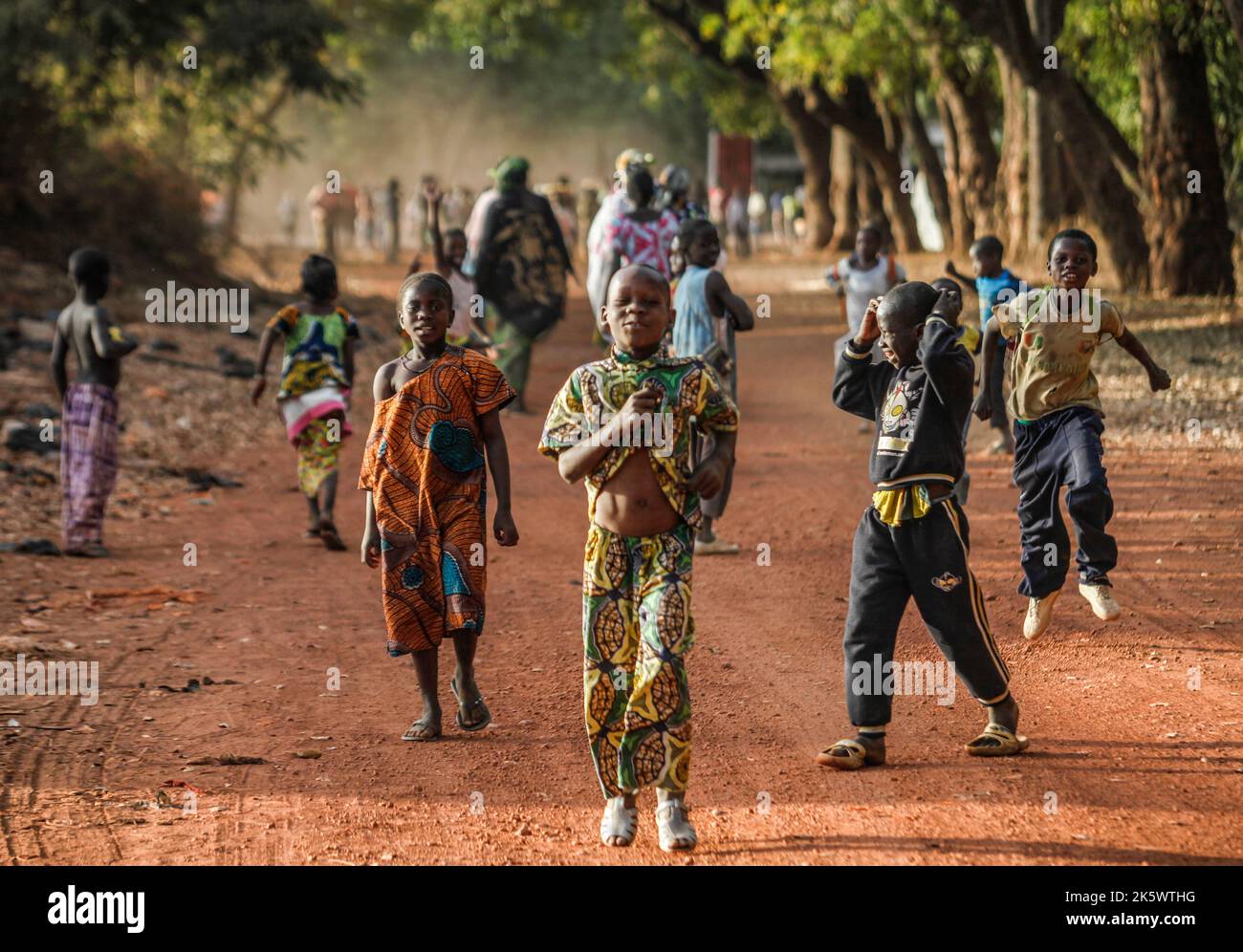 children going to school in Africa Mali Bamako Stock Photo - Alamy