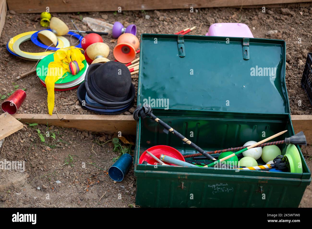Juggling plates hi-res stock photography and images - Alamy