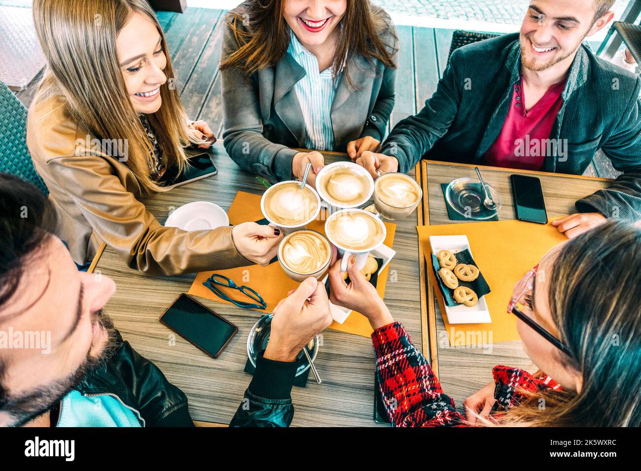 Group students at coffee shop hi-res stock photography and images - Alamy