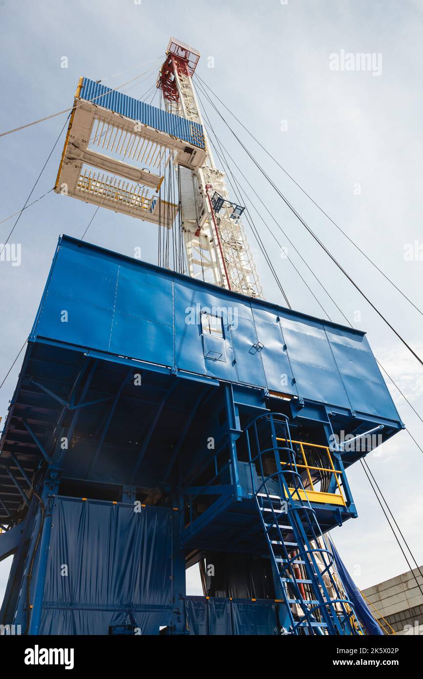 Mobile drilling rig close-up. Drilling and servicing oil and gas wells ...