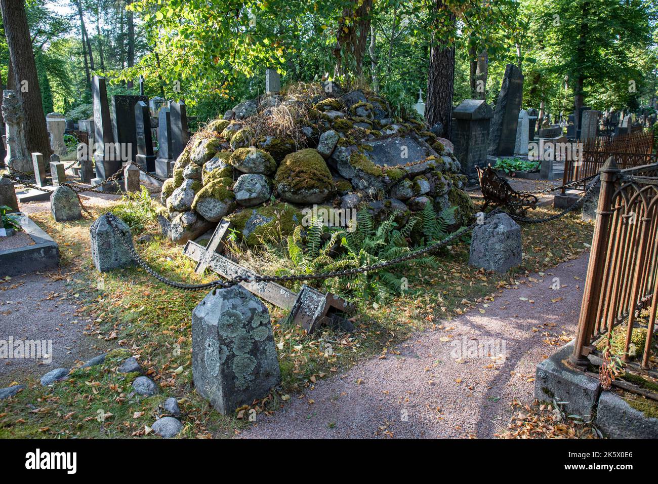 Tomb cemetery hi-res stock photography and images - Alamy
