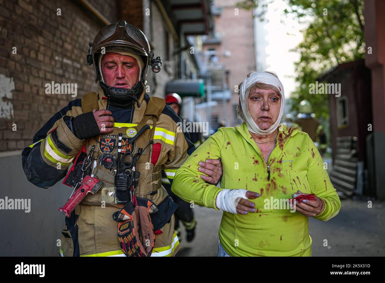 Kyiv, Ukraine. 10th Oct, 2022. Ukrainian emergency service man helps a ...