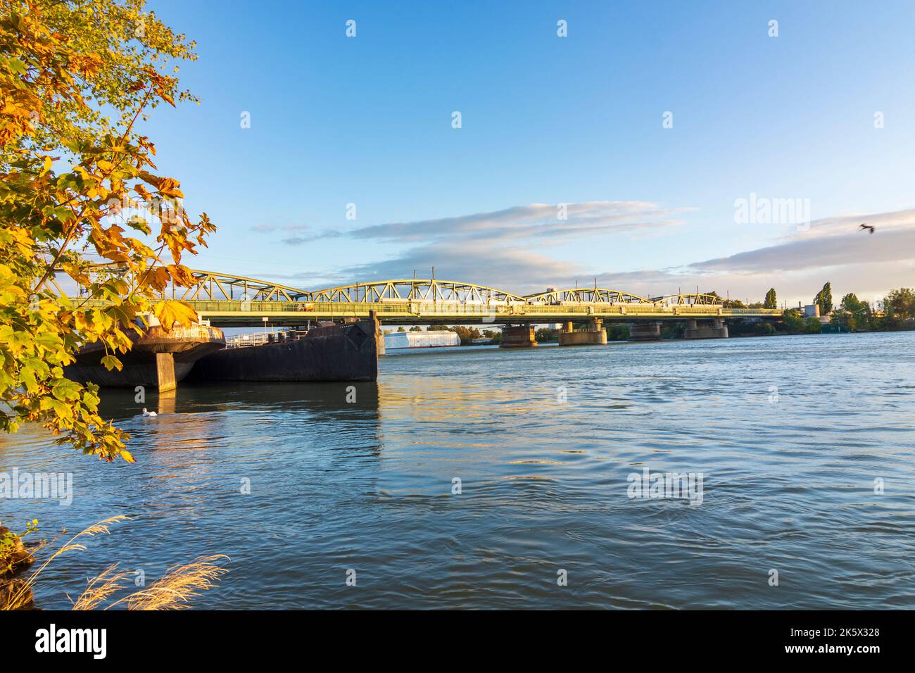 Wien, Vienna: river Donau (Danube), bridges Georg-Danzer-Steg and ...