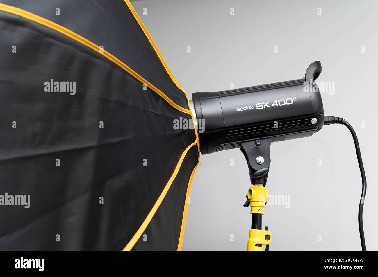 A studio strobe light flash with an umbrella Stock Photo - Alamy
