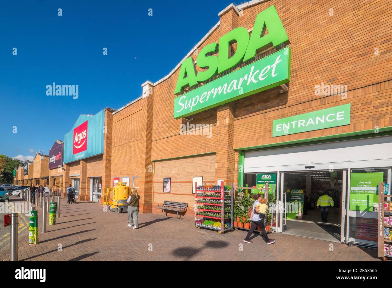 Woking park hi-res stock photography and images - Alamy