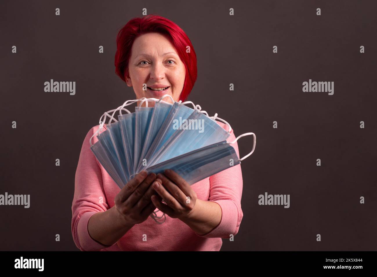 Hands holds medical mask hi-res stock photography and images - Alamy