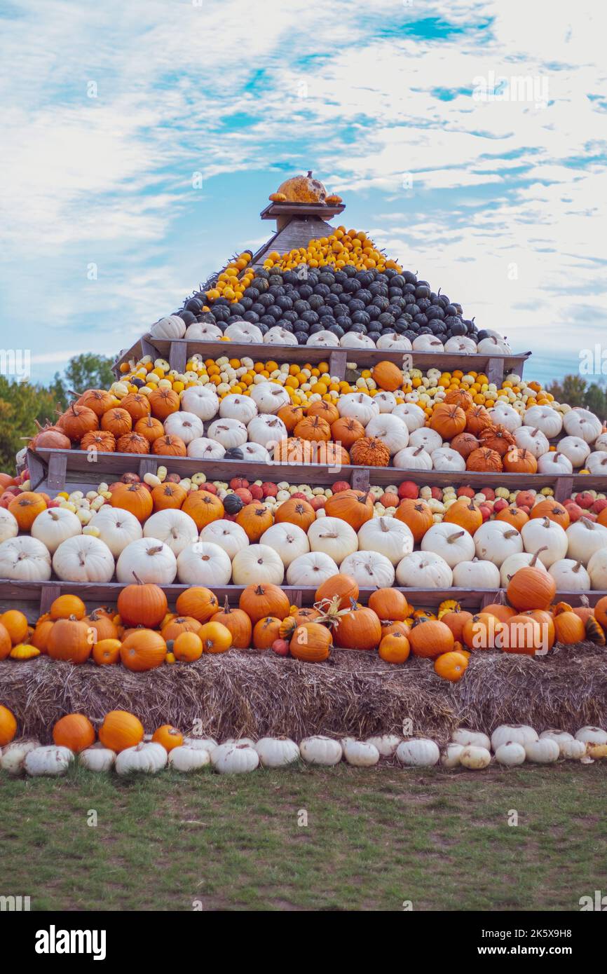 Straw pyramid hi-res stock photography and images - Alamy