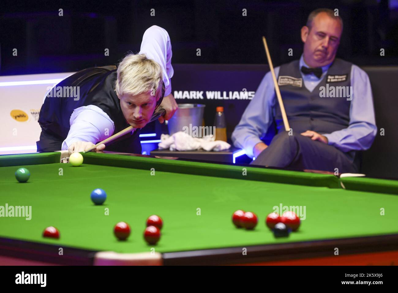Neil Robertson plays a shot during the 1st quarter-final match of Hong ...
