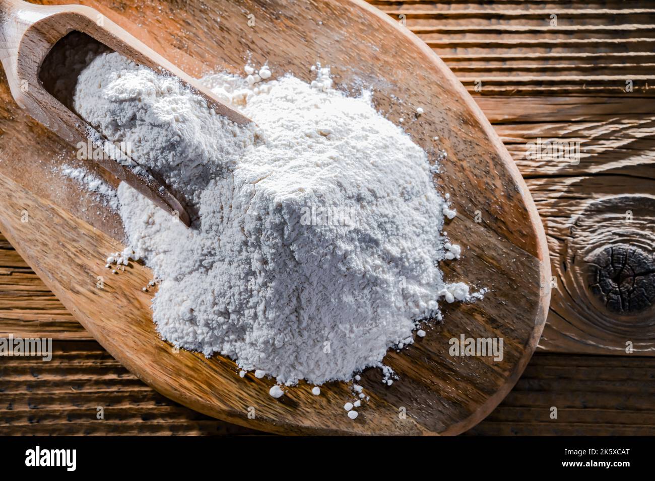 Wheat flour on the wooden cutting board Stock Photo - Alamy