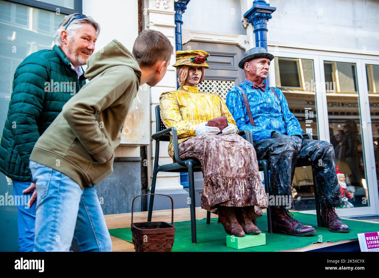 Two men are seen trying to find which statue is real during the World ...