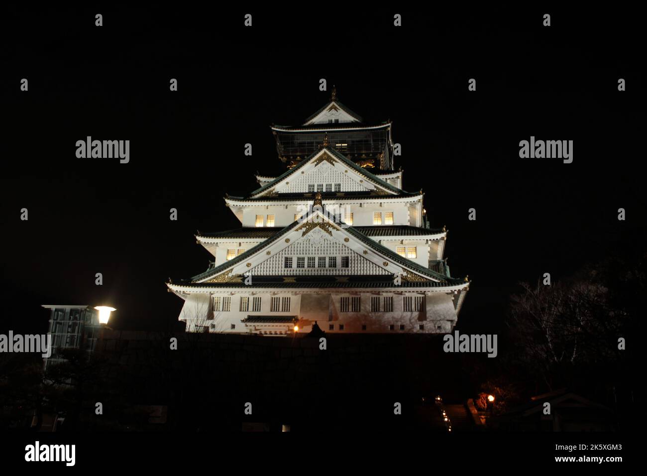 Rooftop japanese castle hi-res stock photography and images - Alamy