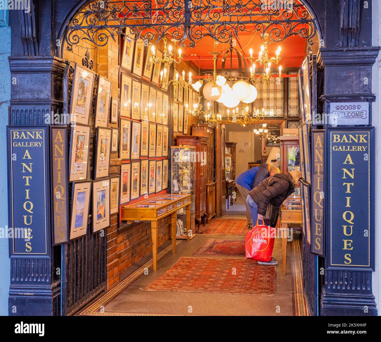 Street lights uk paintings hi-res stock photography and images - Alamy