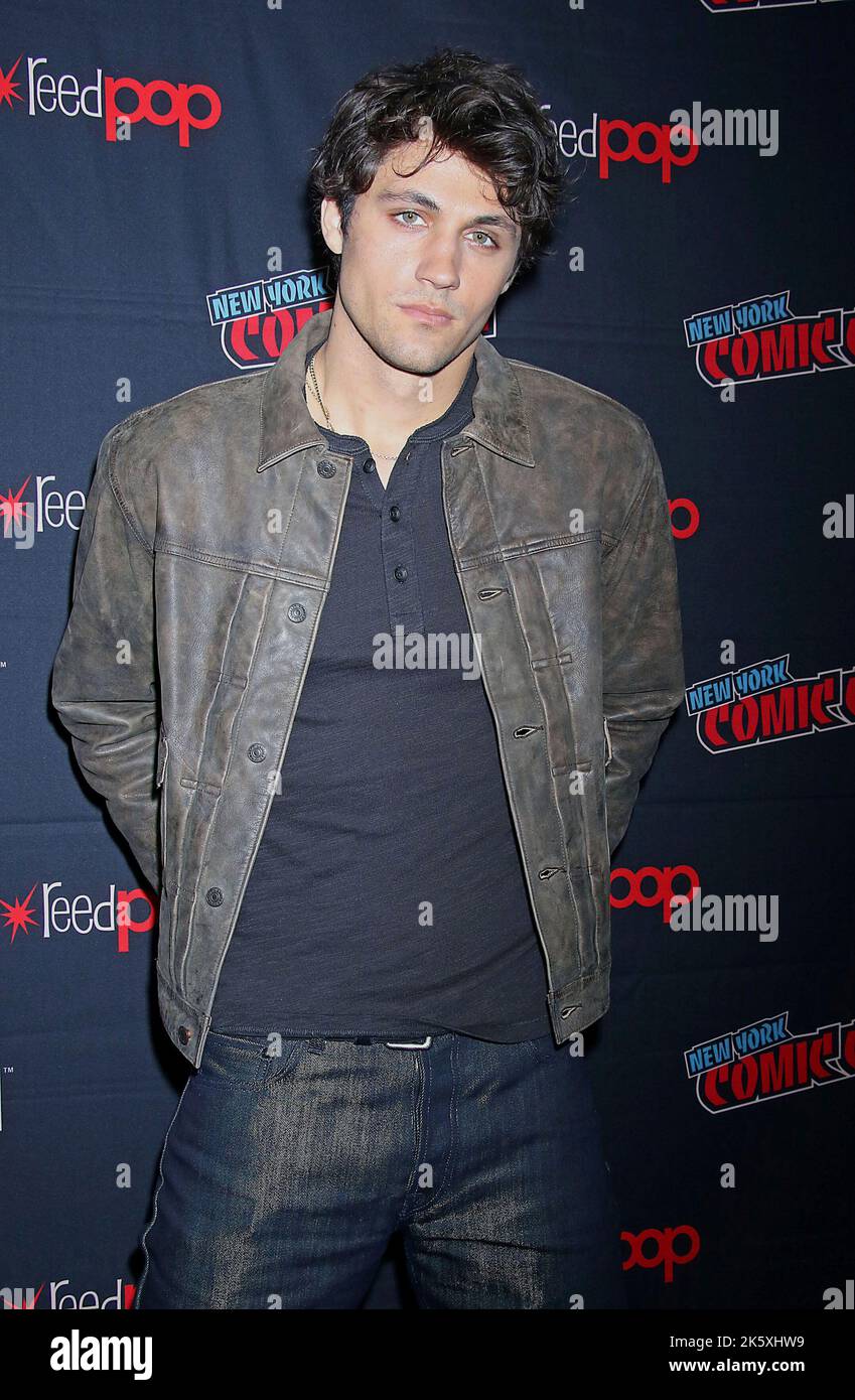 `The Winchesters` Panel-2022 New York Comic Con - Day 4 -PICTURED ...