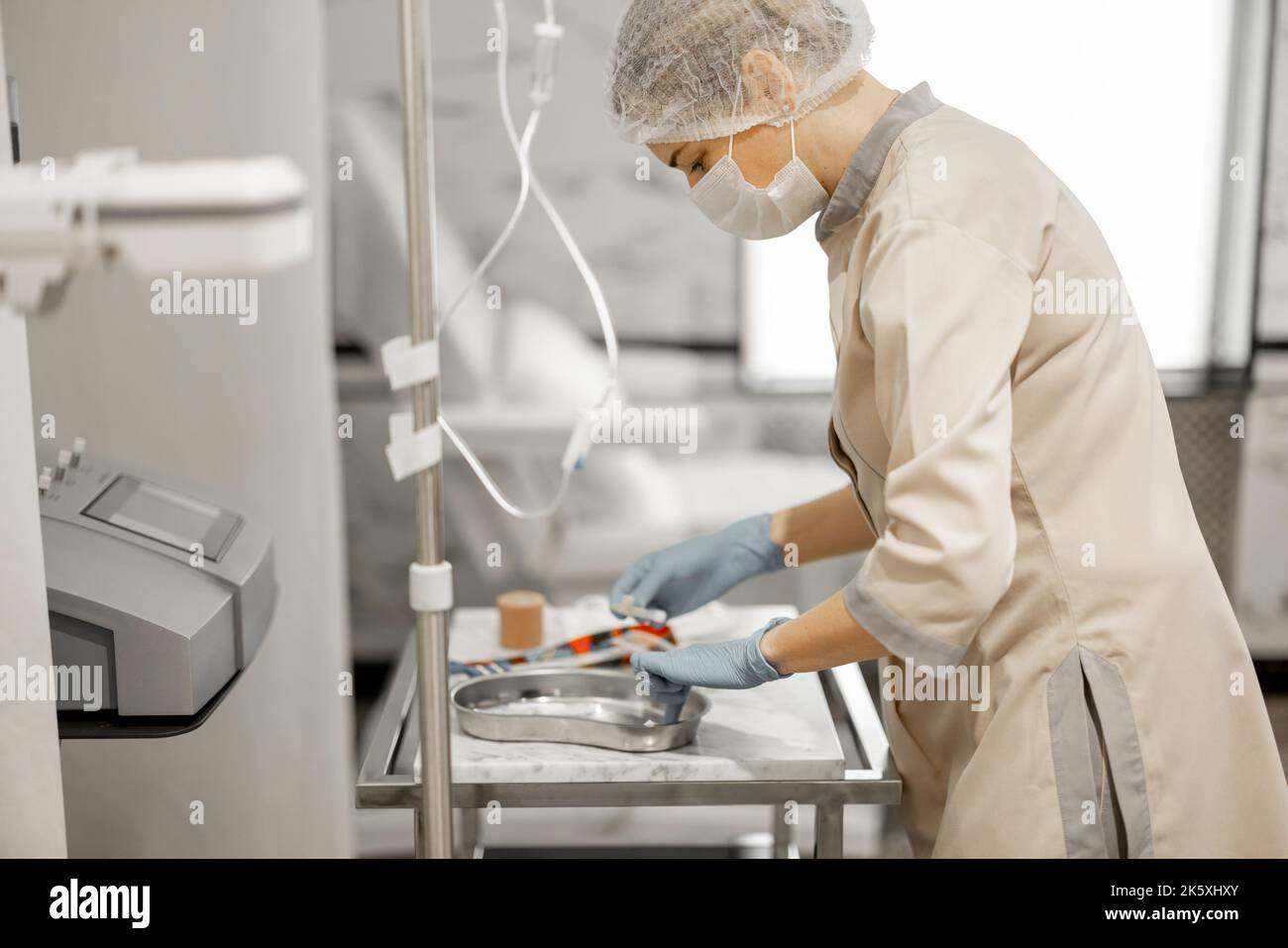 Nurse prepares needles for blood washing procedure Stock Photo - Alamy