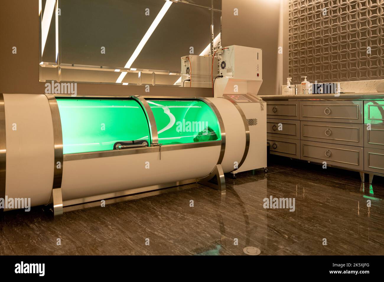 Oxygen therapy man hi-res stock photography and images - Alamy