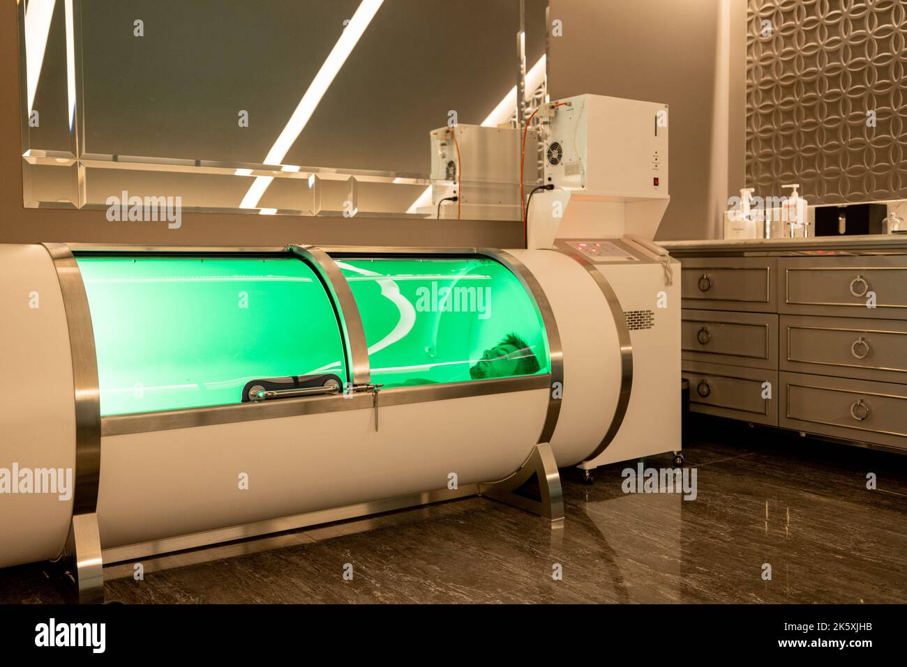 Oxygen therapy man hi-res stock photography and images - Alamy