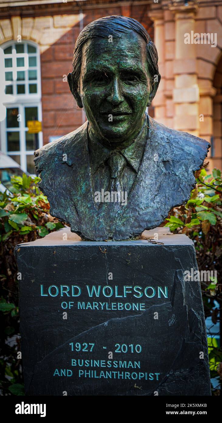 Lord Wolfson statue in Queen Square, Bloomsbury, London. Lord Wolfson ...