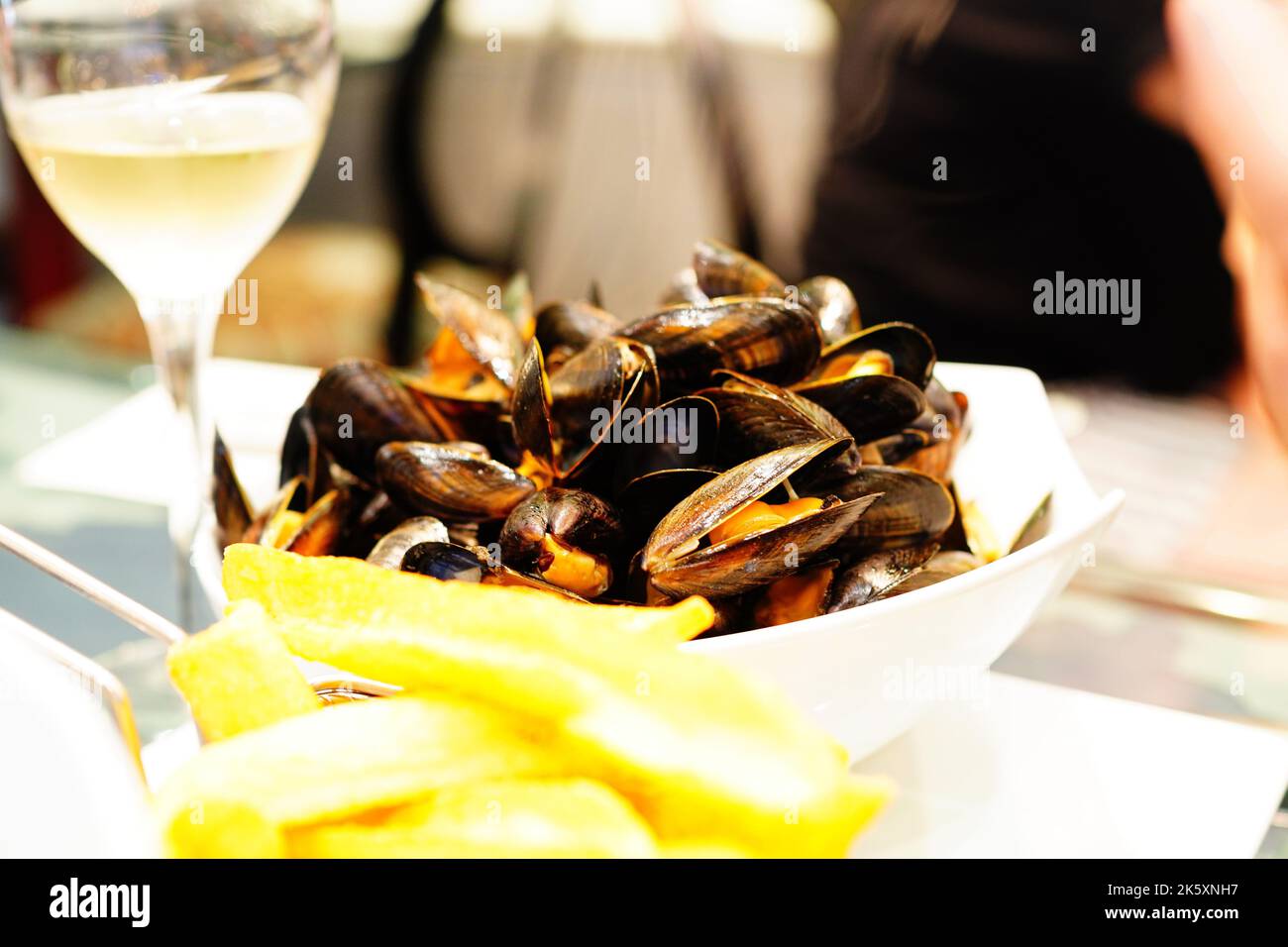 French Marinated Mussels in bowl served with white wine Stock Photo - Alamy