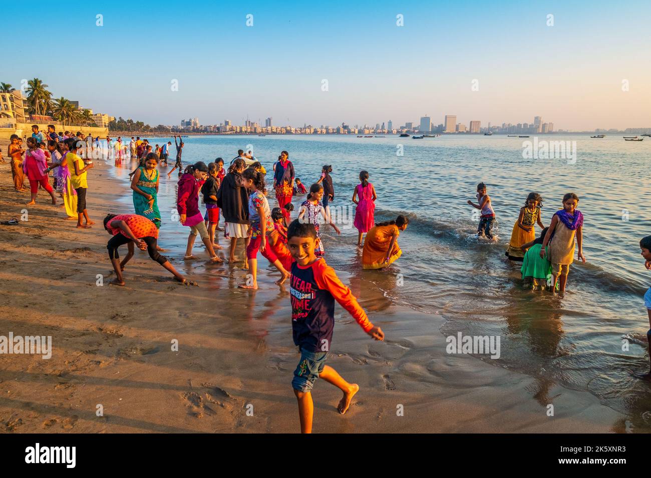 Chowpatty beach scenes in Mumbai ( Bombay ) India Stock Photo - Alamy